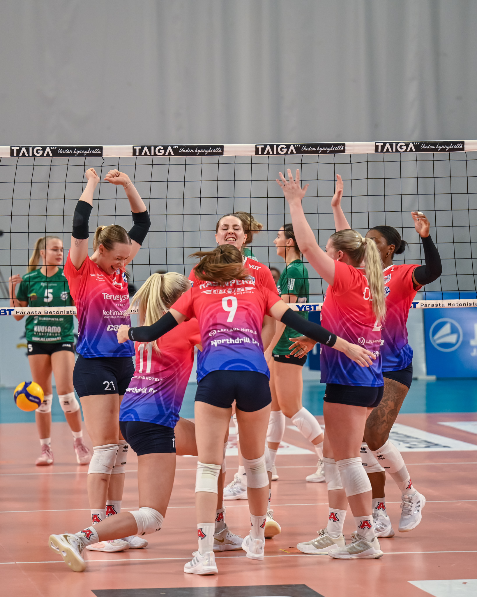 Pölkky kaatui Santasportilla! | Arctic Volley